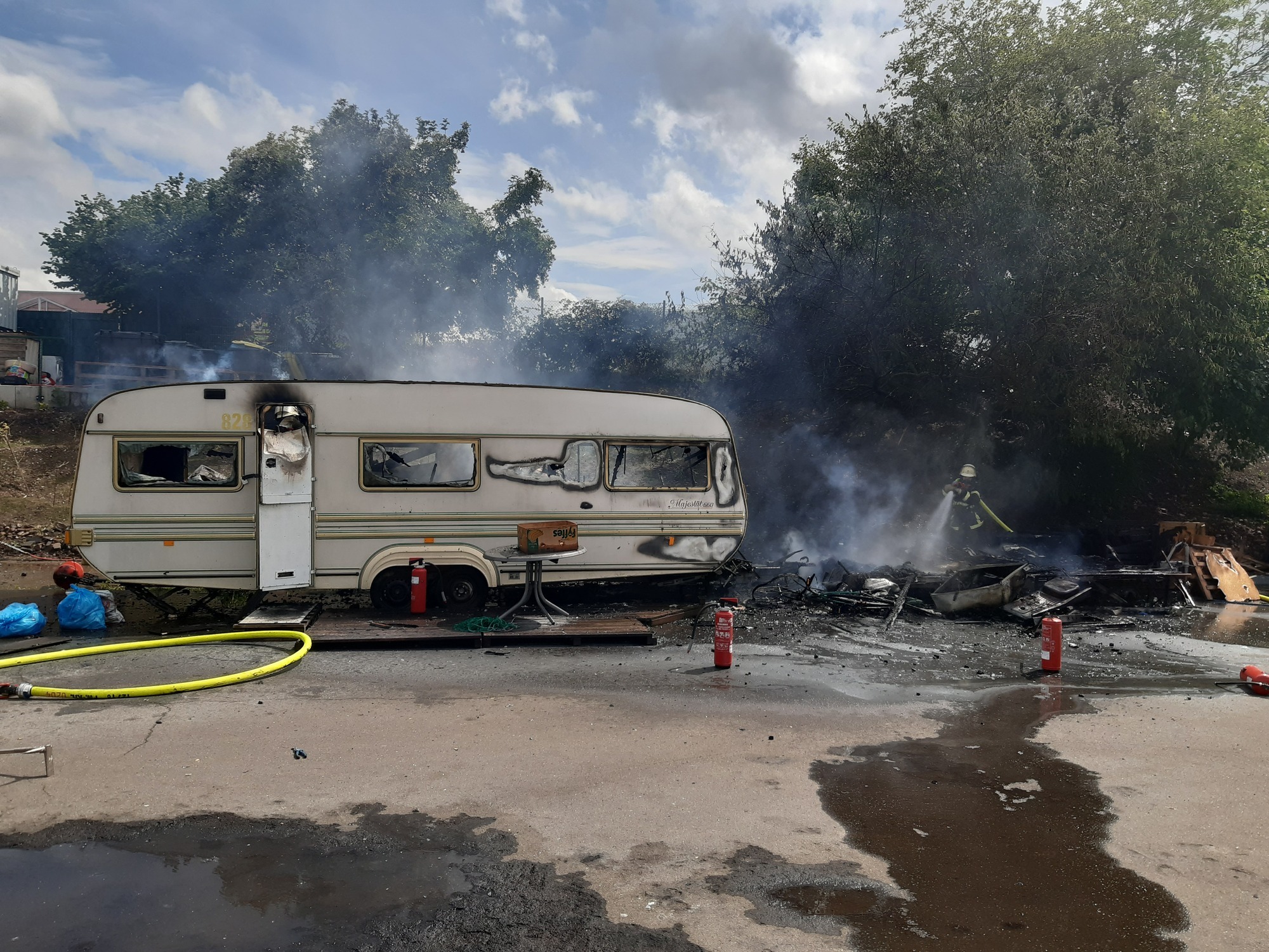 Wohnwagenbrand: Bastgässjer verlieren zwei Wohnwagen - Landkreis Bad ...