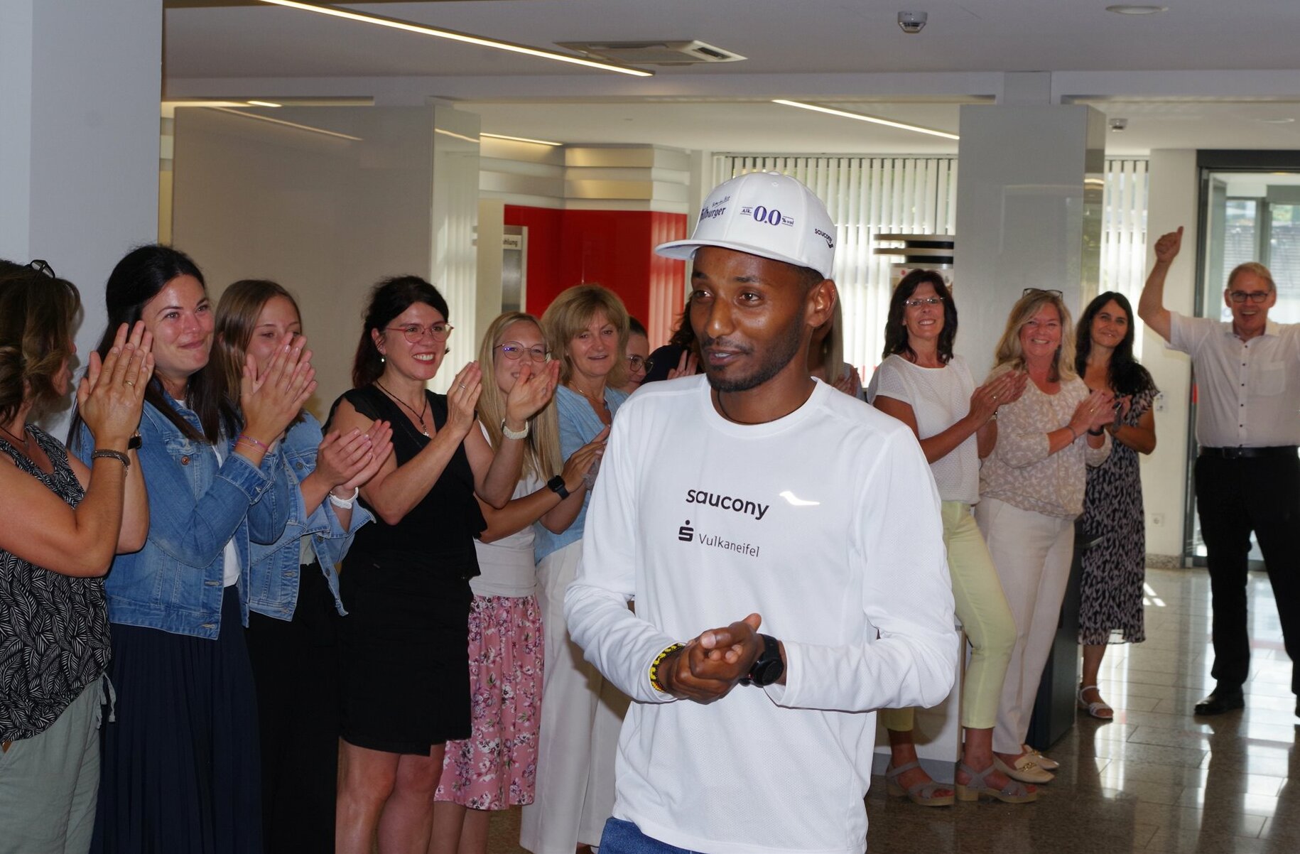 Überraschender Empfang für Samuel Fitwi - Kreis Vulkaneifel - Wochenspiegel