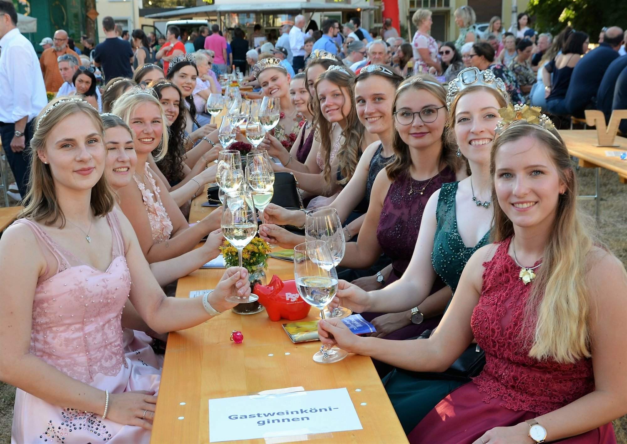 Louisa I. Trierer Weinkönigin 2022 - Stadt Trier - Wochenspiegel