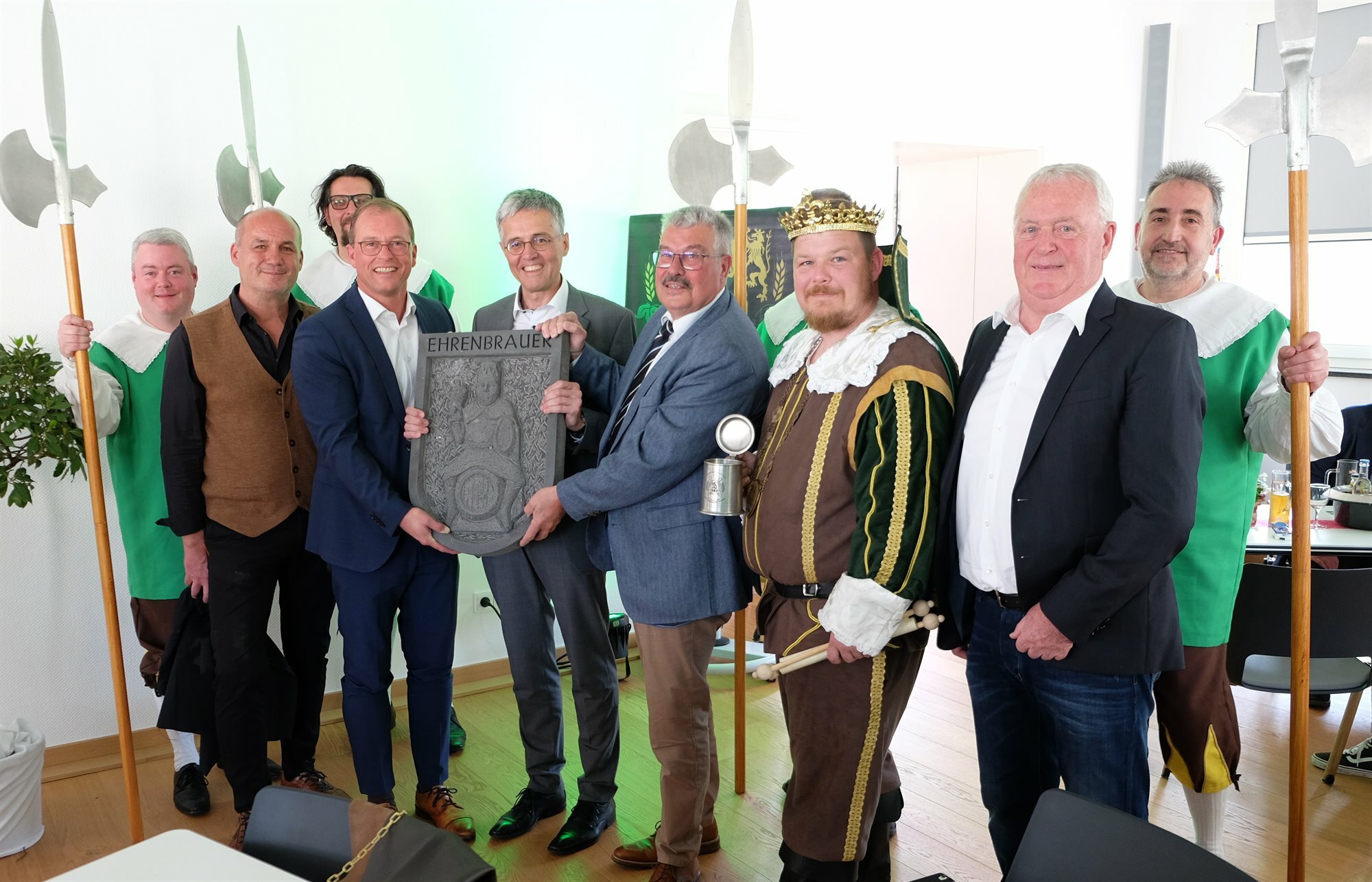 Neuer Ehrenbrauer erhält ungeteilte Wertschätzung - Kreis Mayen-Koblenz ...