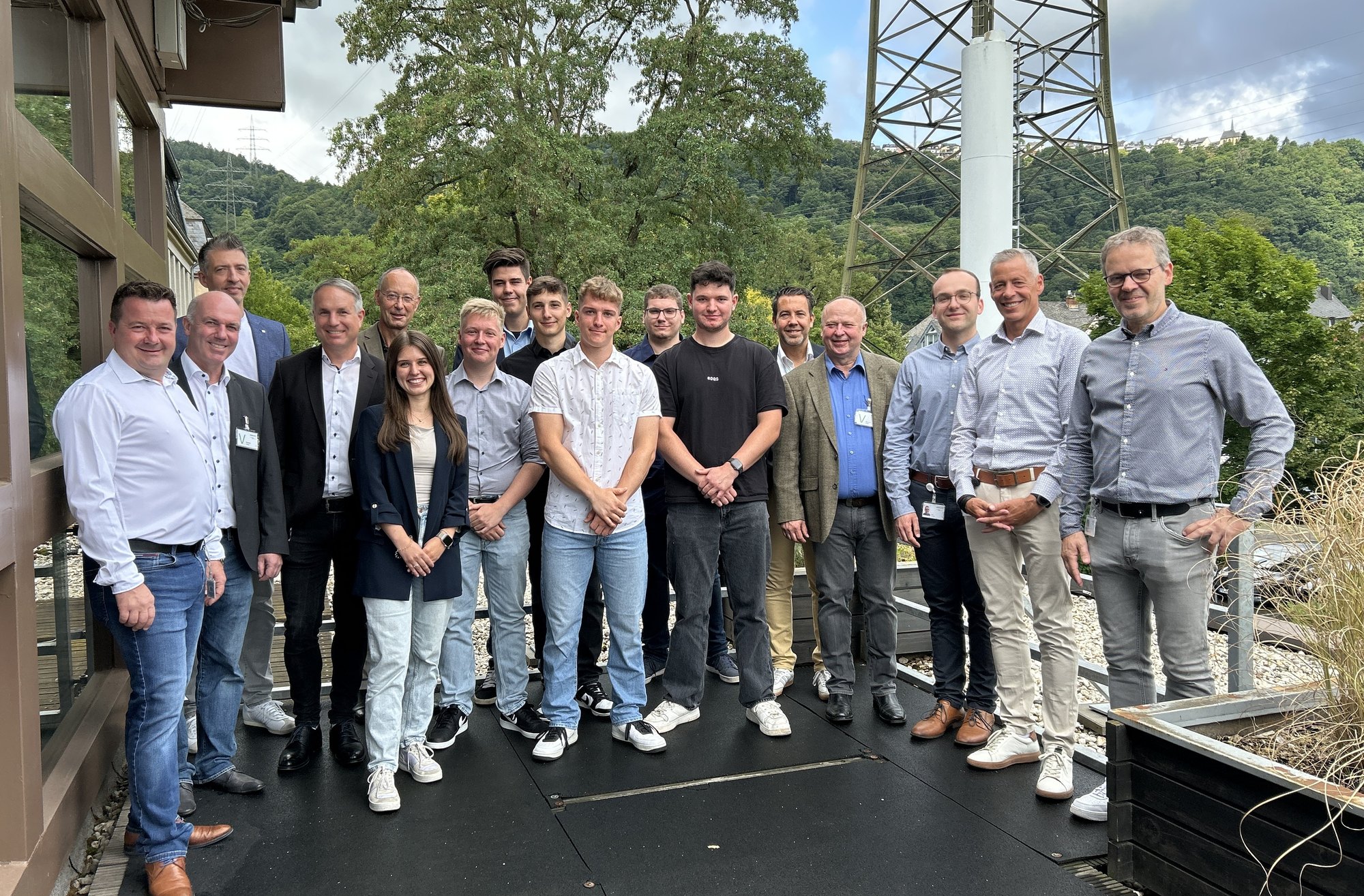 Erfolgreicher Start in das Berufsleben: Westnetz gratuliert sieben Absolventen in Trier - Stadt ...