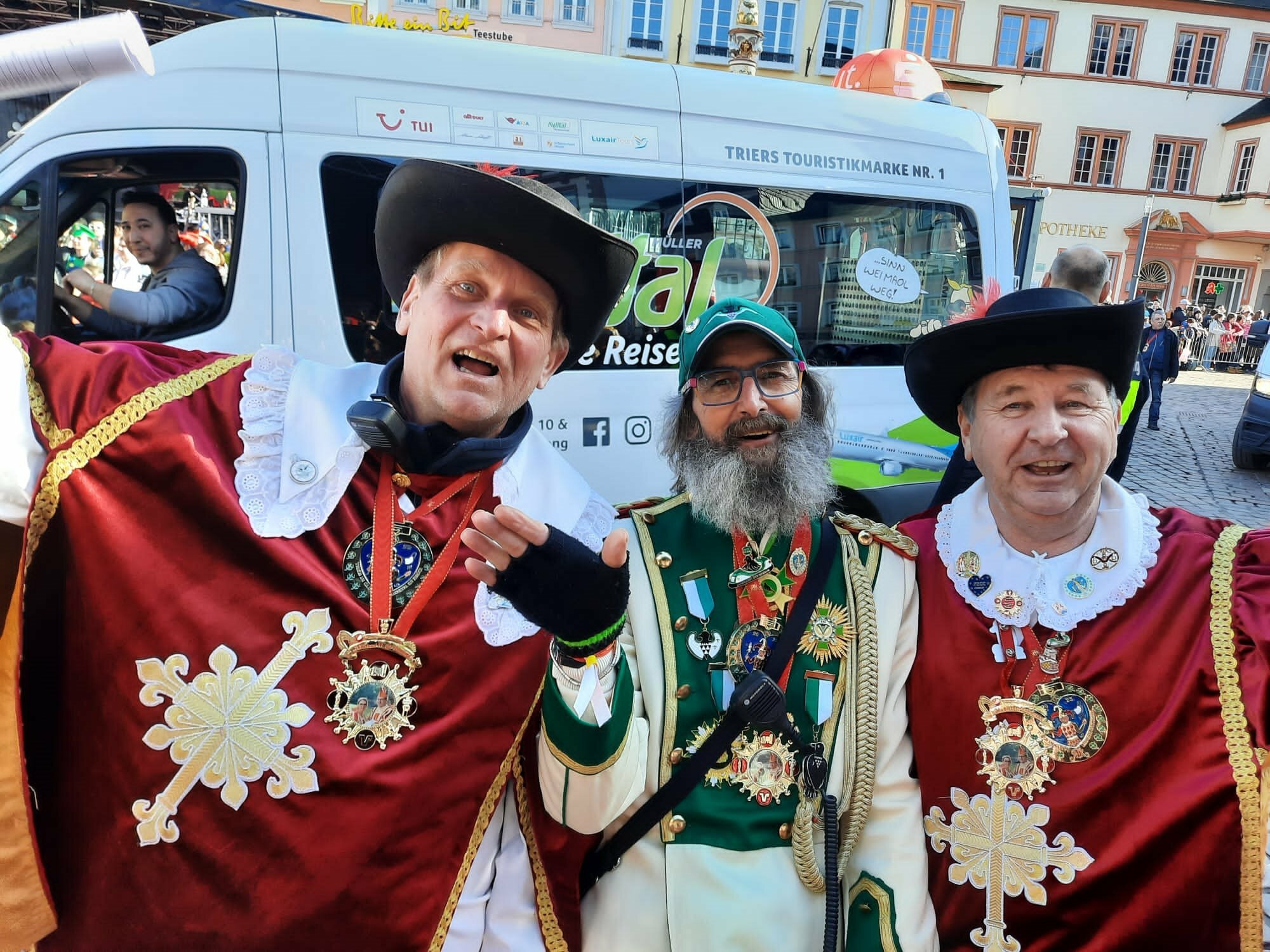Trierer Rosenmontagszug begeistert tausende Karnevalsfreunde - Stadt ...
