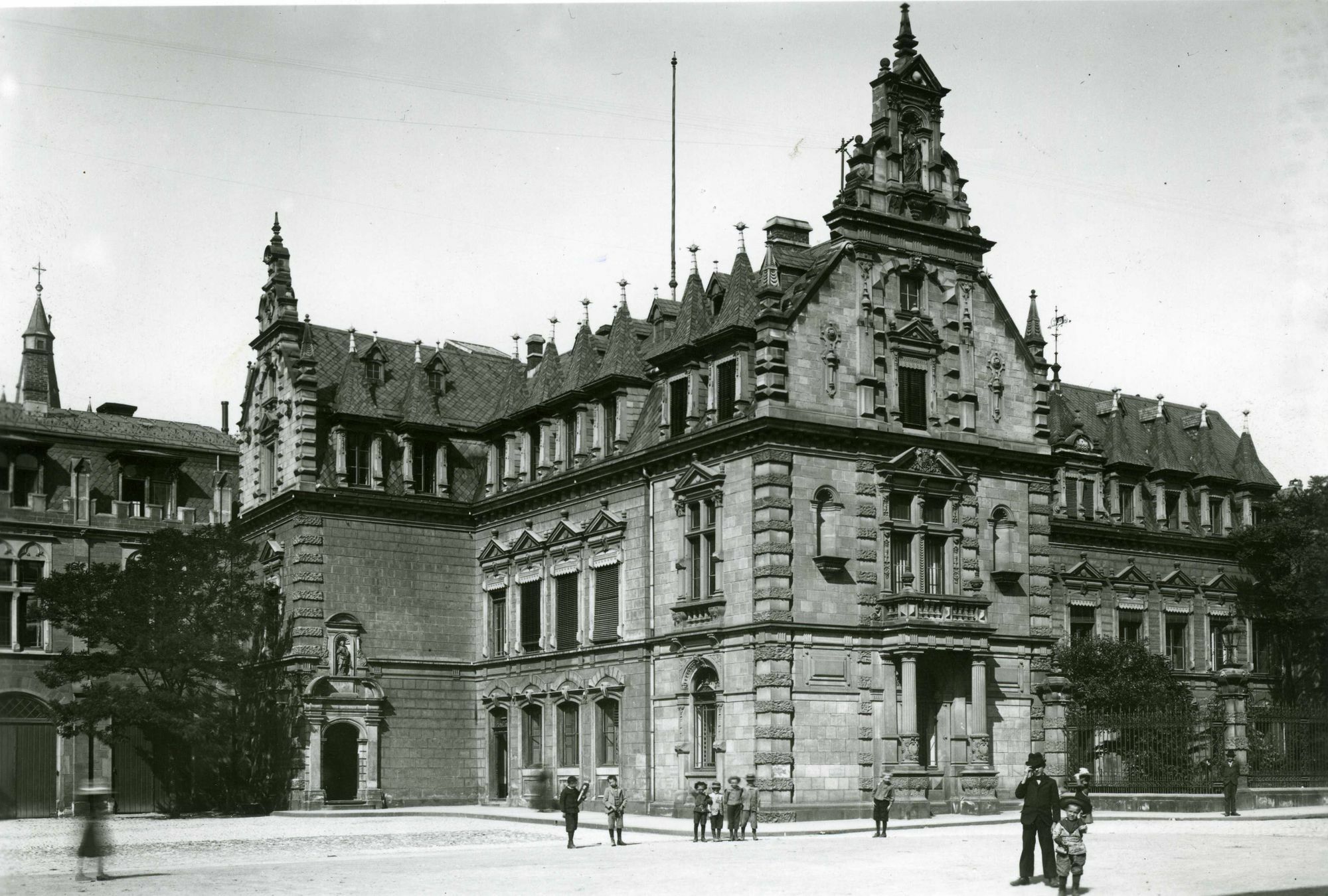 Es war einmal... Petrus vom alten Rathaus - Stadt Trier - Wochenspiegel