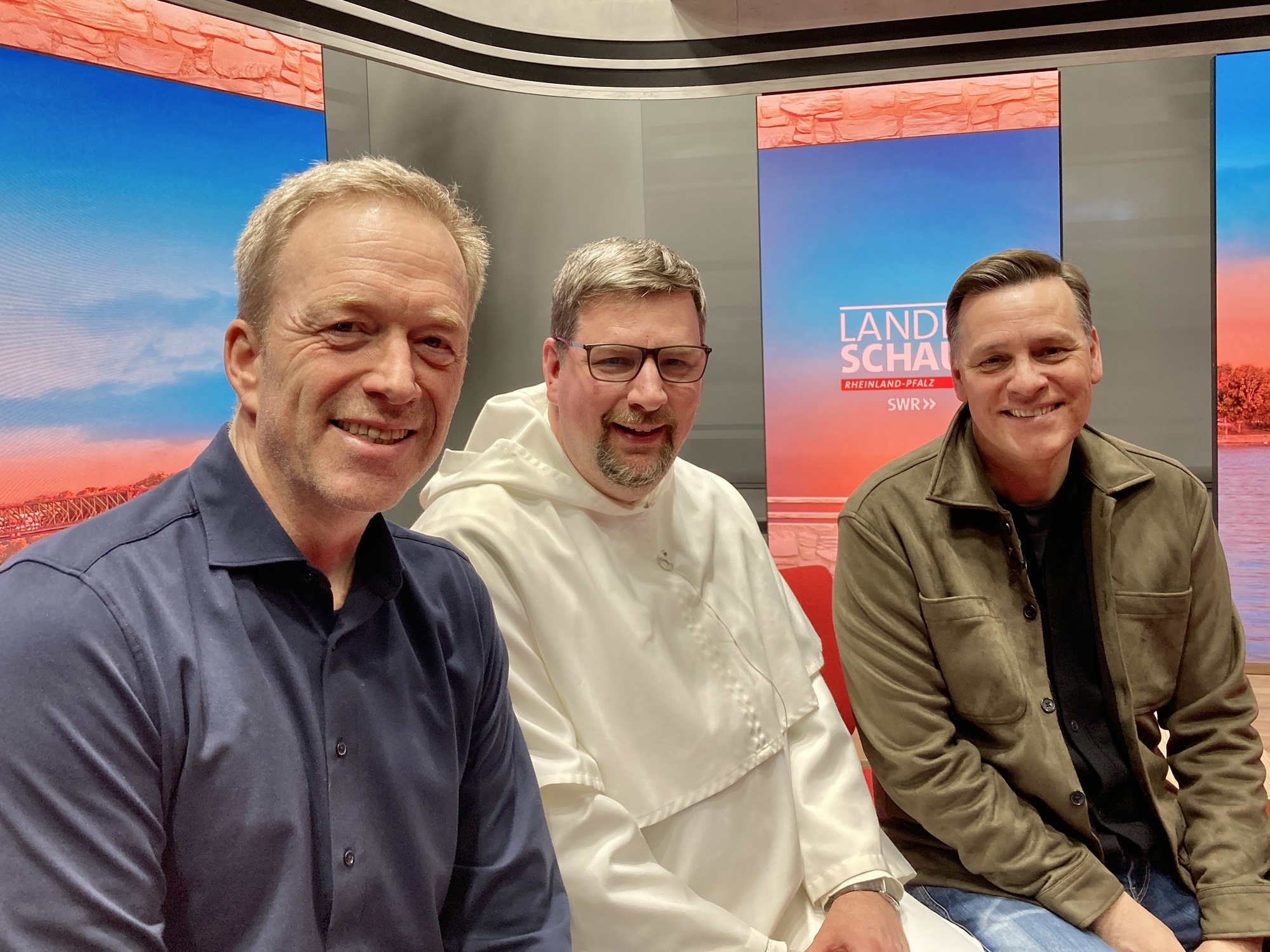 "Drei auf einer Couch" - Kreis Bernkastel-Wittlich - Wochenspiegel