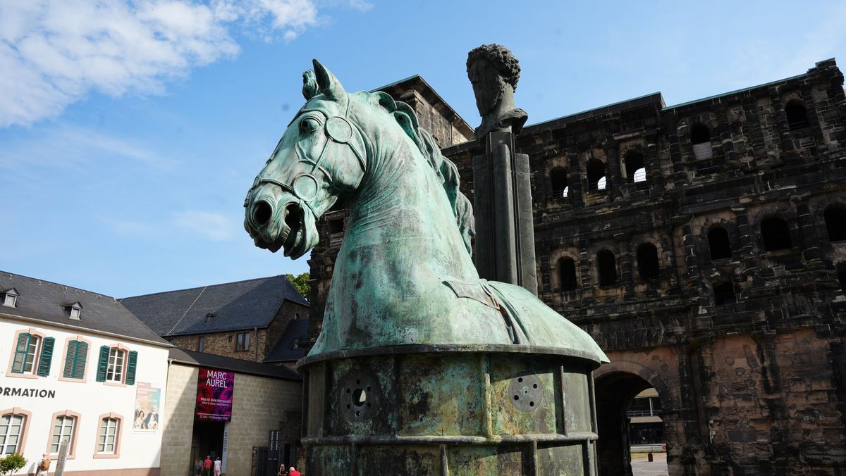 Bronze-Gigant auf Zeitreise: Marc Aurel Statur am Porta-Nigra-Vorplatz ...