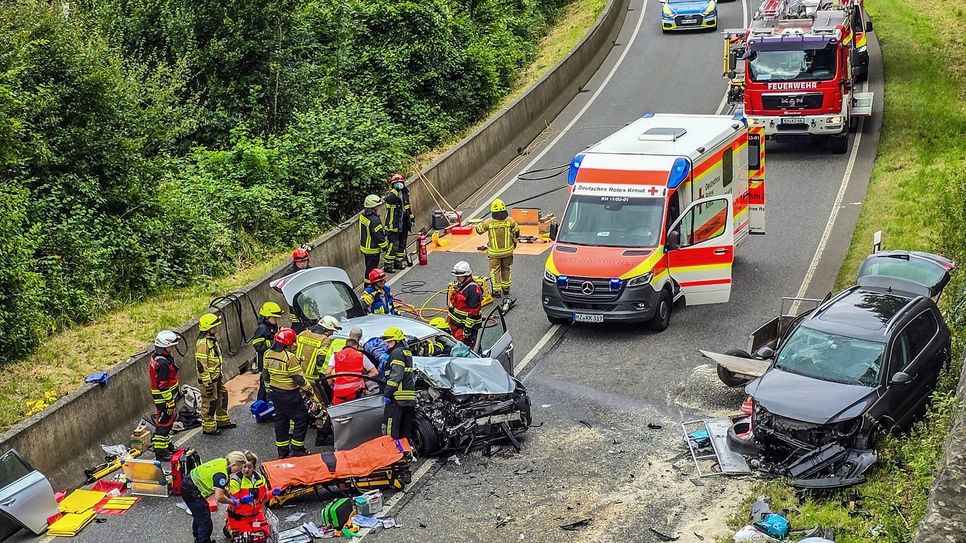 B 41: Vier Verletzte bei Frontal-Crash bei Kirn (Video) - Landkreis Bad Kreuznach - Wochenspiegel