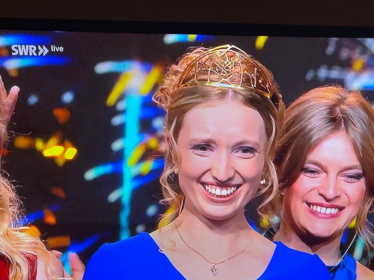 Glückwunsch! Anna Zenz ist die neue Deutsche Weinkönigin - Kreis Cochem ...