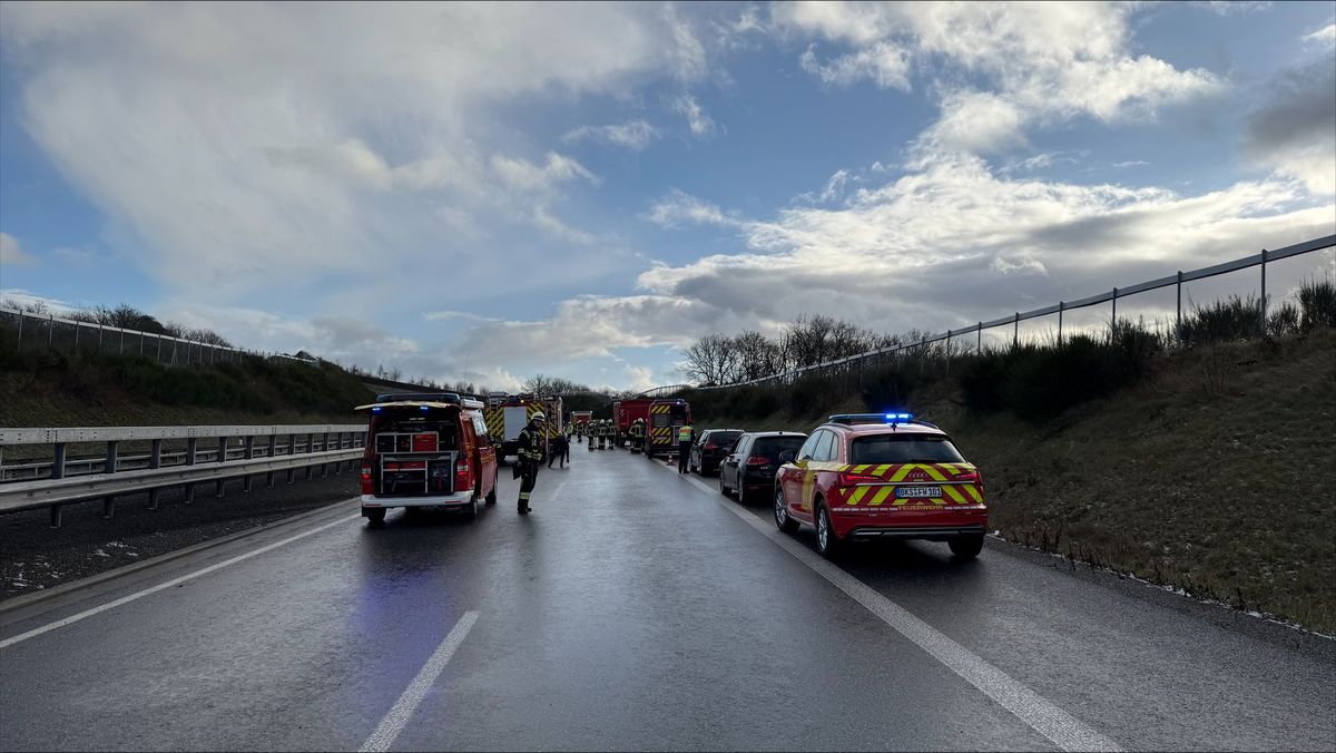 Glätte Unfall auf der "B50 neu": Drei Verletzte, Fahrbahn eine Stunde ...