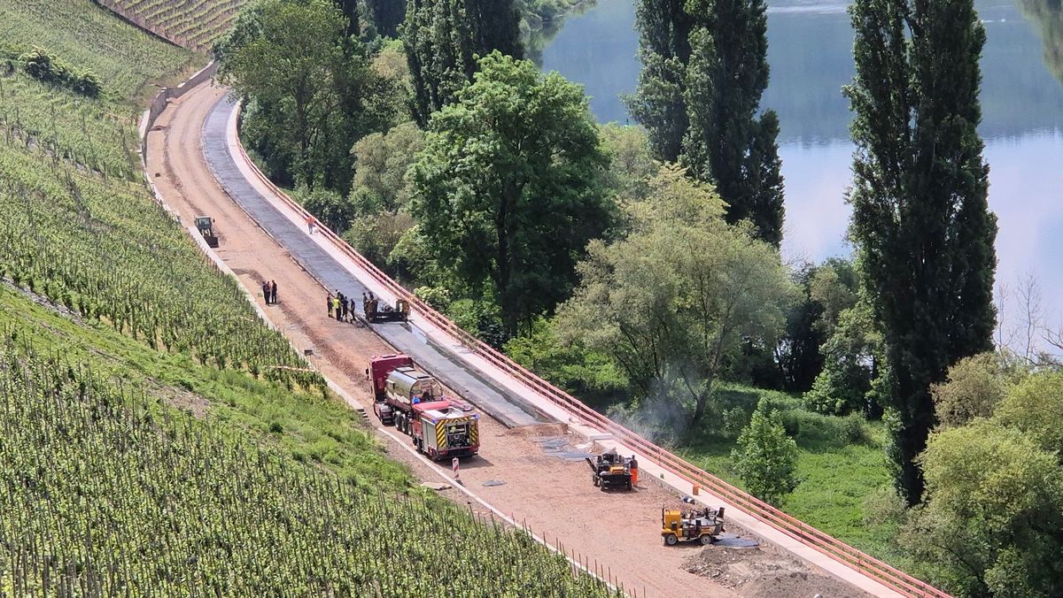 Schwerer Arbeitsunfall auf gesperrter B53: Drei Arbeiter bei Explosion ...