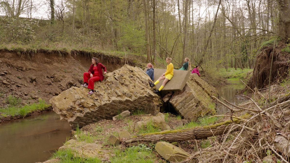 "Neun Schülerinnen und die Flut" -Krisenbewältigung durch künstlerischen Ausdruck - Kreis ...